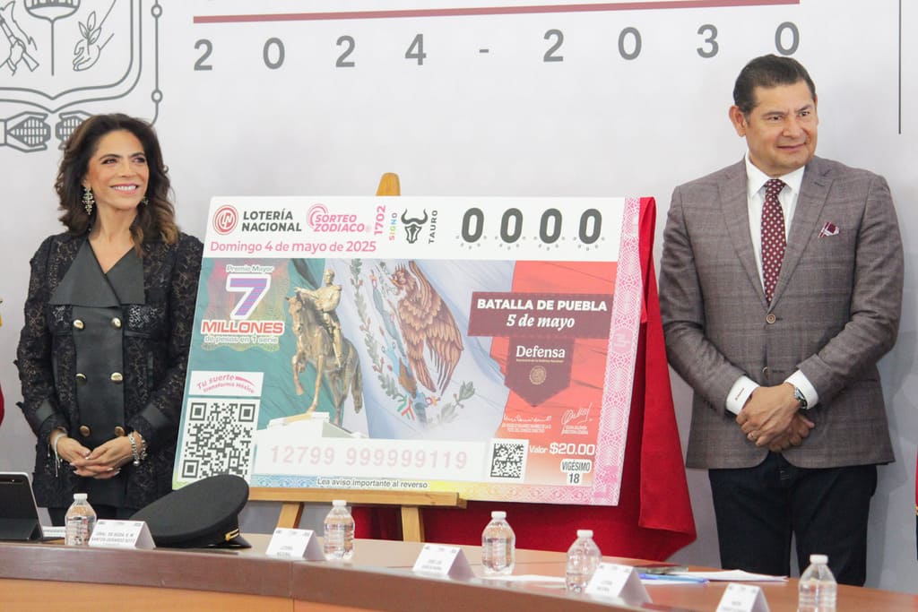 Presentan billete conmemorativo del 5 de Mayo en la Lotería Nacional